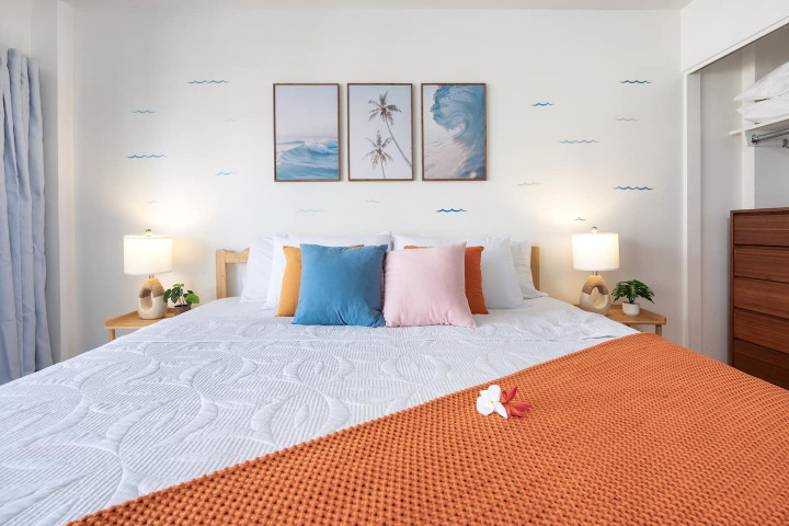 Luxurious Oceanfront Hotel Suite W/ Kitchen & Pool - O‘ahu, HI