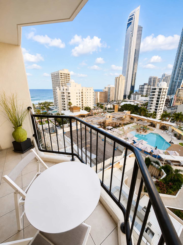 Walk To Beach & Cavill Ave, Relaxed Coastal Stay - Surfers Paradise