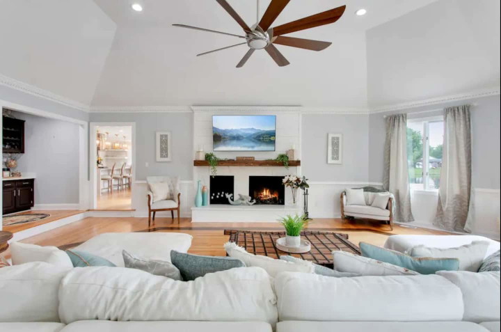 Luxury Lakefront Estate & Guest House W/ Pool - Portsmouth, VA