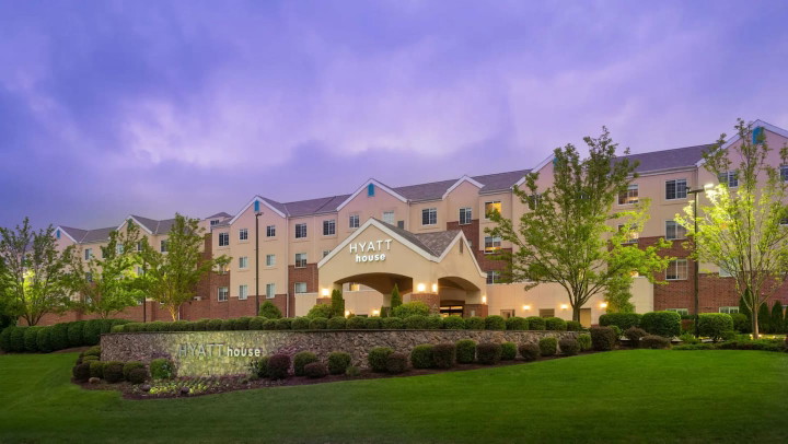 Near Manhattanville Univ + Free Breakfast & Pool - Rye, NY