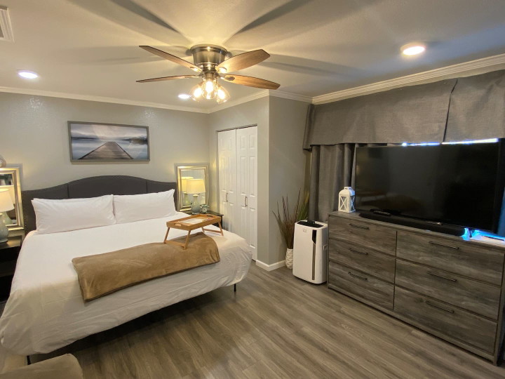 Luxury Waterfront King Studio W/hot Tub - Fairbanks, AK
