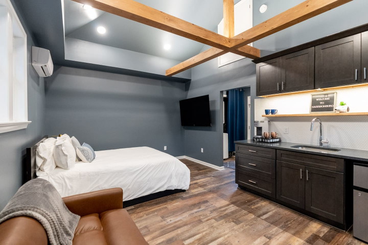 Swanky And Modern Downtown Guesthouse - Harrisonburg, VA