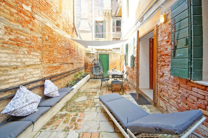 Central Venice: View Of Gondolas And Private Court - Venice