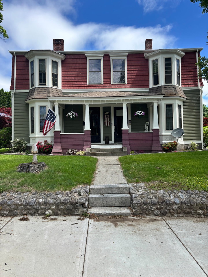 Downtown Putnam - Cozy 2 Bedroom Apartment - Thompson, CT