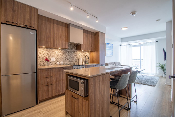 Modern & Luxury 1+den Condo W/parking - Brampton