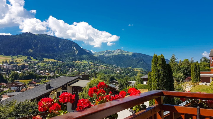 Une Vue Panoramique Sur Le Village Et Les Montagnes - Megève