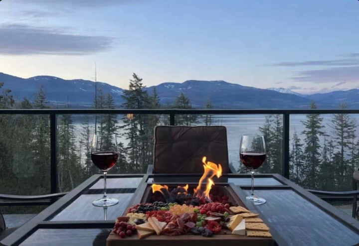 Cozy Shuswap Home With Hot Tub, & Lake Views - British Columbia