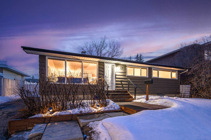 A@home 4br3ba Near Chinook Mall & Transit, Parking - Calgary