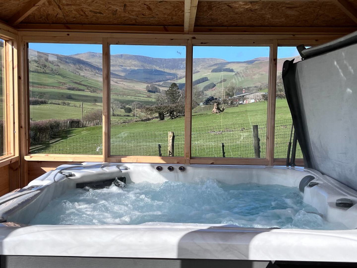 Breath Taking Cabin Berwyn With Private Hot Tub. - England