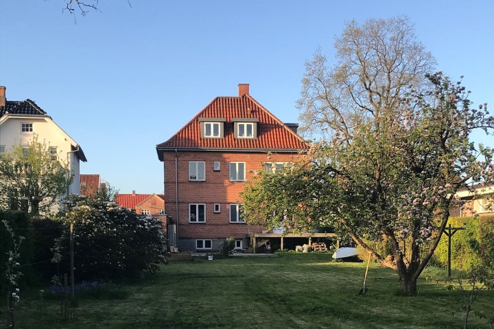 Hyggelig Taglejlighed I 2 Familiers Ejendom - Odense