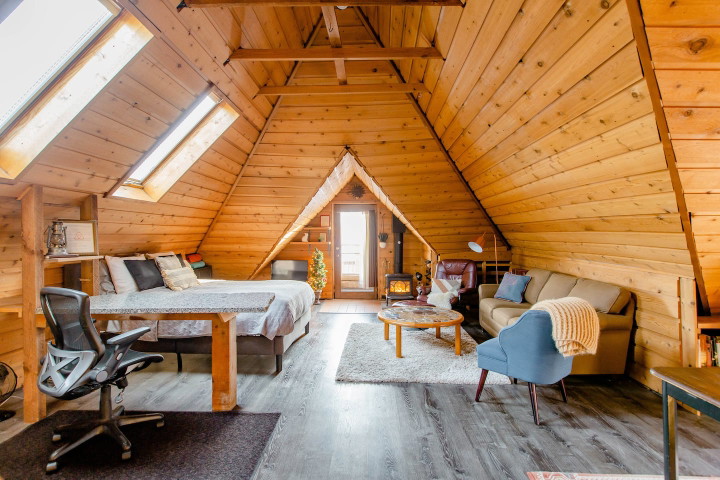 Tree-top Urban Cabin: A-frame Loft + Private Porch - Minneapolis
