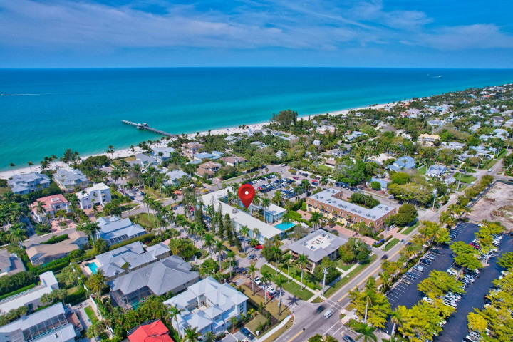 Luxury Charmer Steps To Naples Pier & Beach - Naples, FL