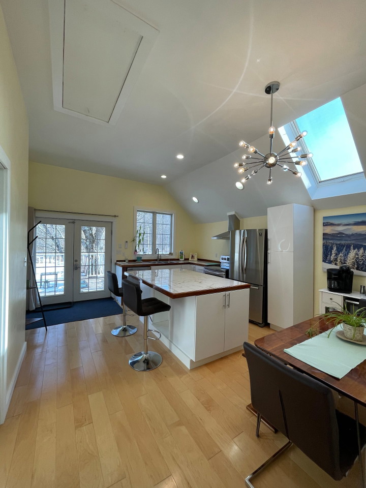 Suite 23 - Spacious Sunny 2-br  With Mountain View - Massachusetts