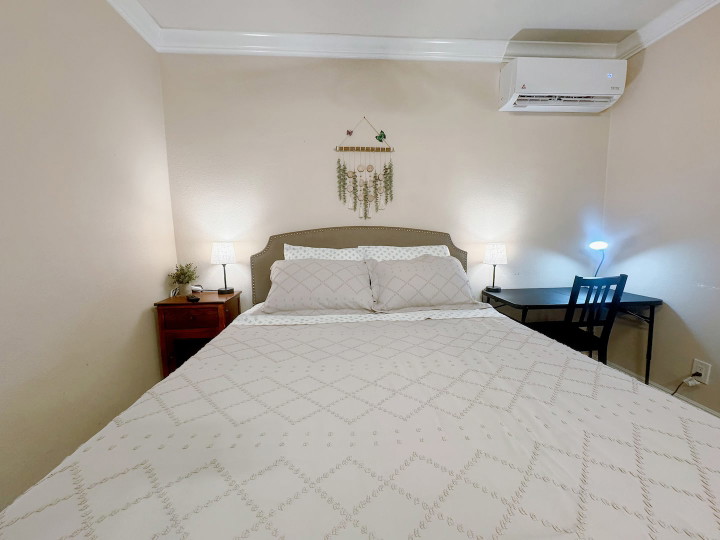 Master Room With Private Entrance&private Bathroom - Garden Grove, CA