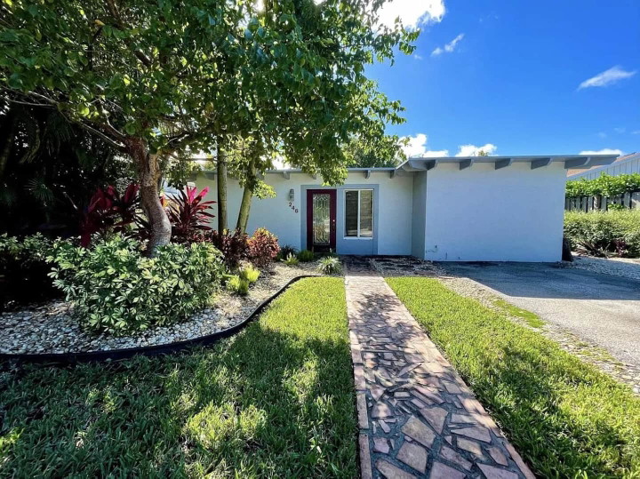 3 Bedroom Cottage - Walk To The Ave And Beach! - Delray Beach, FL