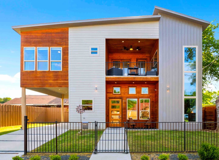 Ultra-modern Two-story Dallas Home With Soaring Ceilings, Indoor/outdoor Living, Three Bedrooms With Walk-in Closets, Smart Tvs, Cooling Memory Foam Mattresses, City Skyline Views, And A Quiet, Private Setting Near Trinity Groves. - Irving