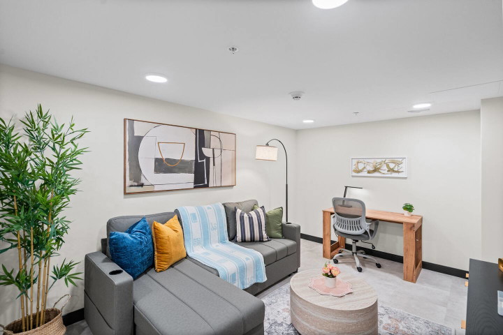 Central Flat: Free Attached Parking | Rooftop |Gym - North Kansas City, MO