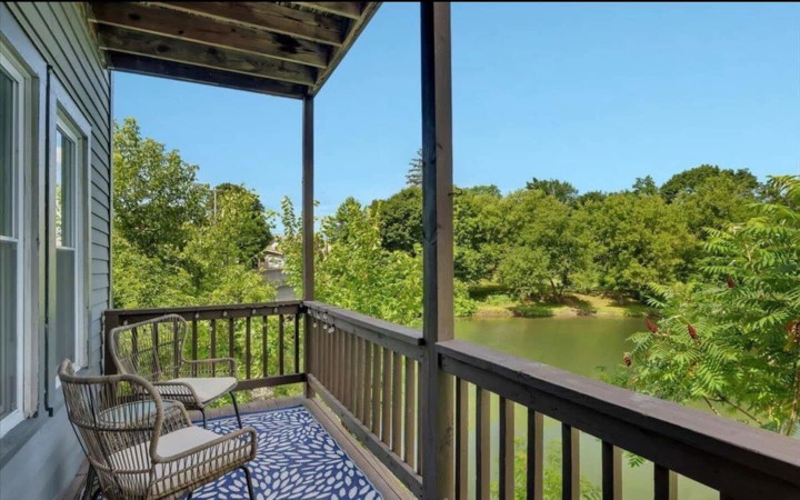Cozy Apartment With River Views In Greenwich, Ny - Greenwich, NY