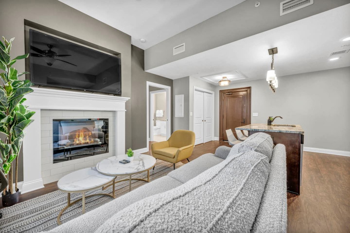 Elegant Downtown Loft W/ Parking & Gym - Cleveland, OH