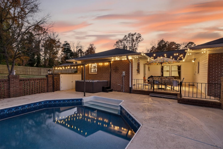 Enjoy Summer At The Pool! Soak In The Hot Tub! - Charlotte, NC