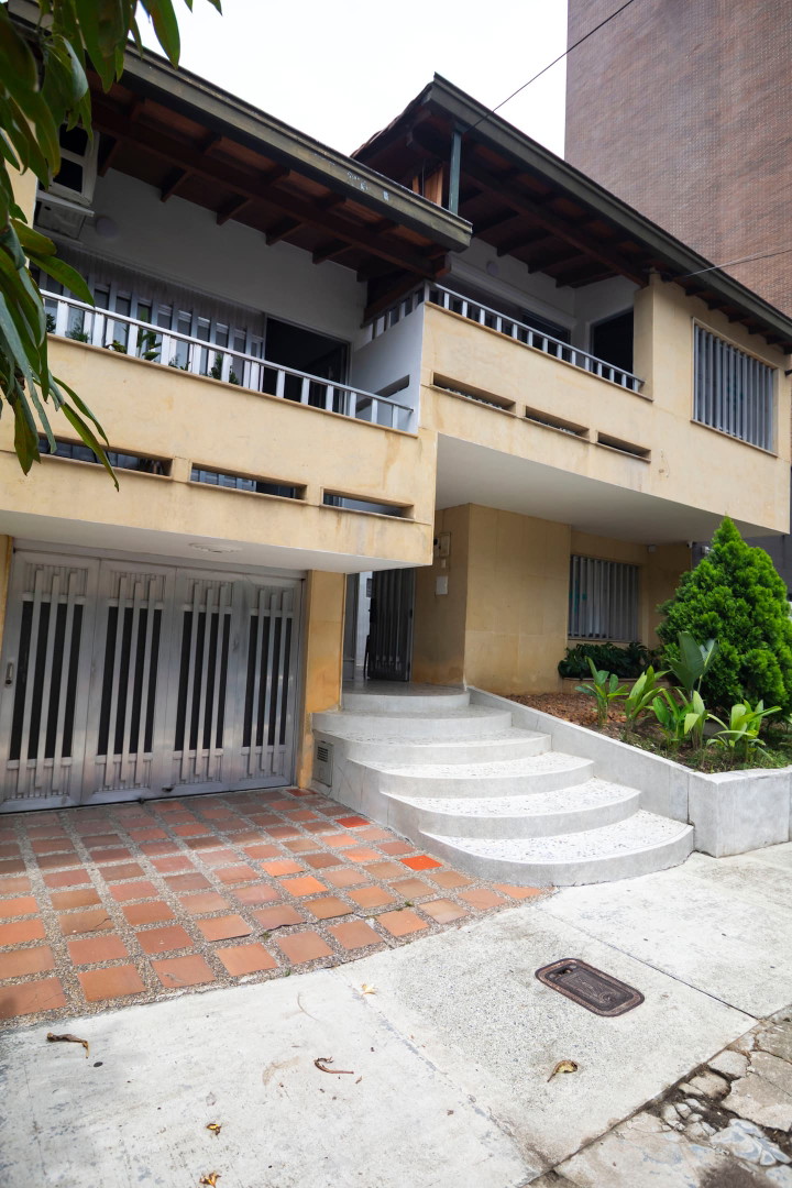 Spacious Laureles Home With Comfort And Parking - Medellín, Colombia