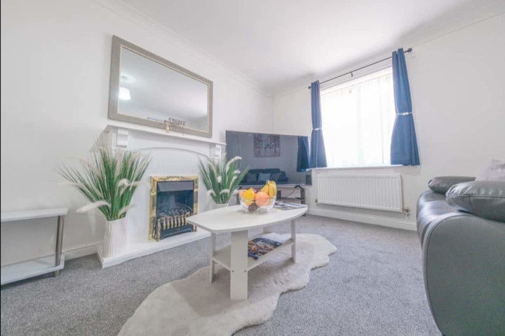 Sleeps 5 - Private Garden- Free Parking - Corby