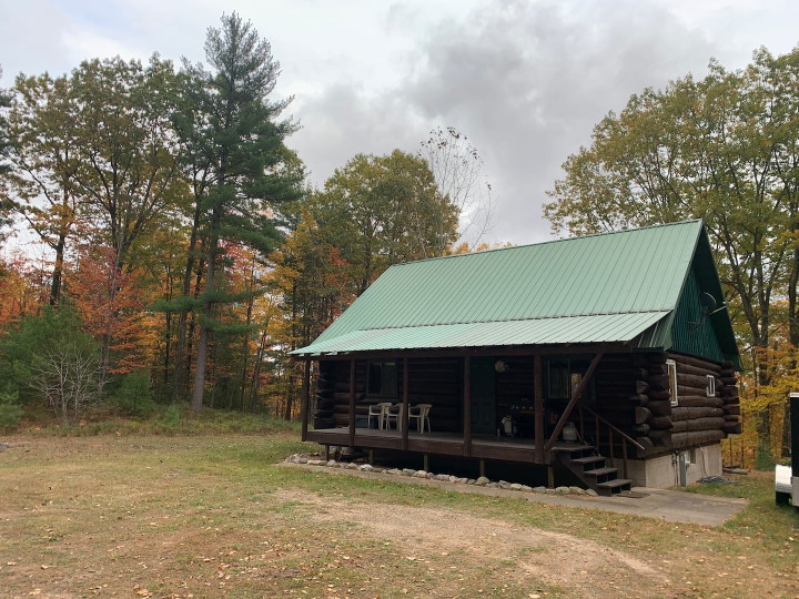 Cozy Getaway Full Log Cabin - Iron Mountain, MI