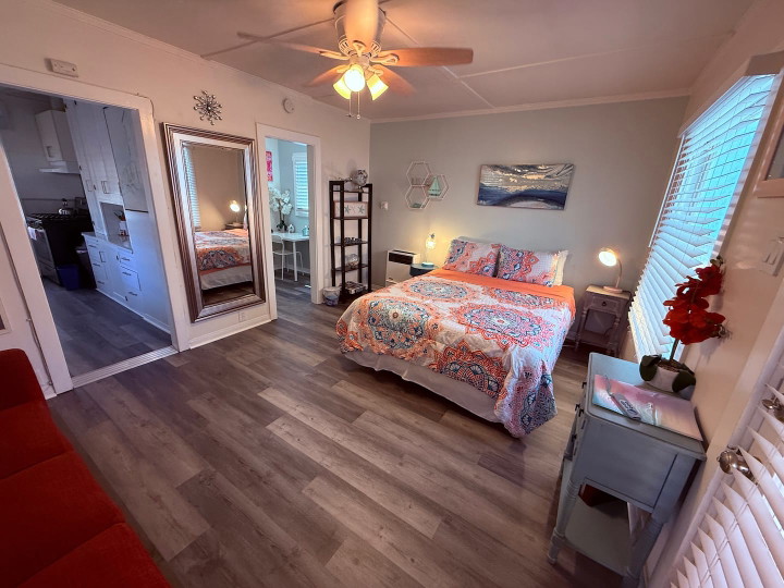 Cute Tropical Beach Studio Walk To Ocean And All! - Norwalk, CA