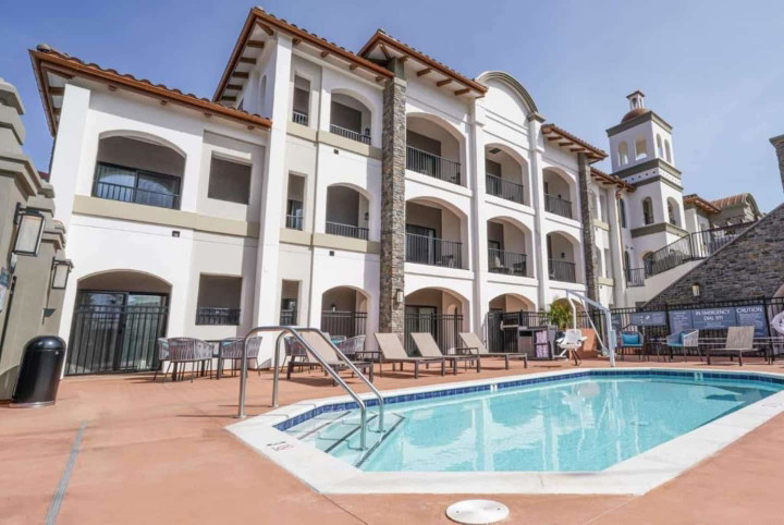 Steps From The Beach + Free Breakfast & Pool - Santa Cruz, CA