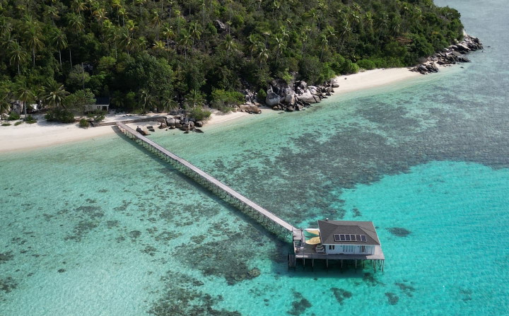 Remote Paradise Near Singapore - Parrot Lodge - Indonesia