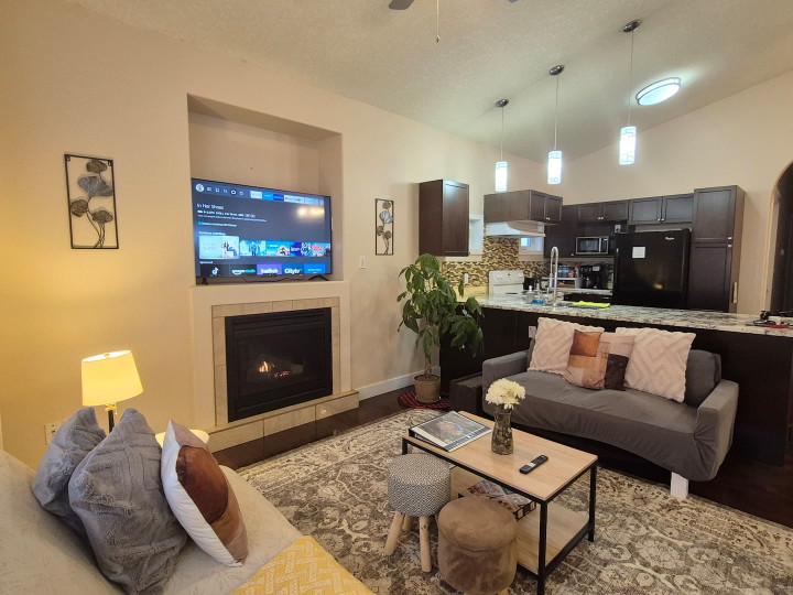 Central 3br | Rogers Stadium Expo Hospitals Malls - Edmonton, Canada