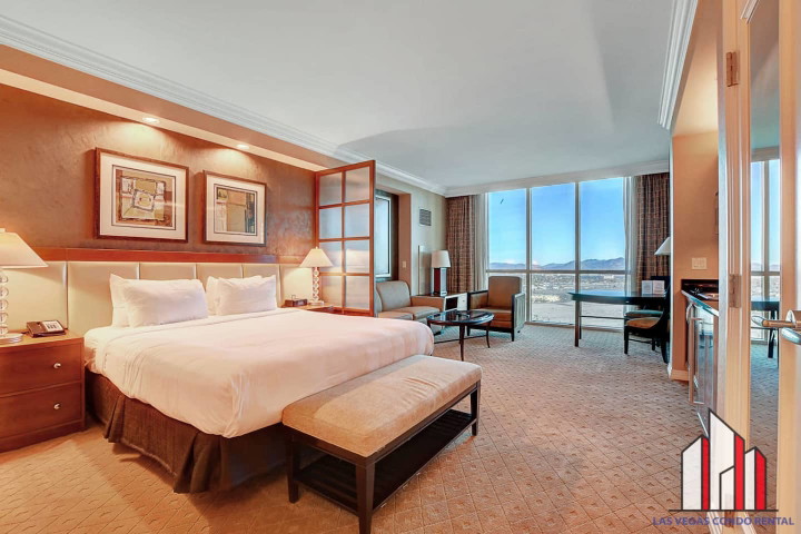Floor-to-ceiling Jacuzzi Studio | The Signature - Las Vegas Strip, NV