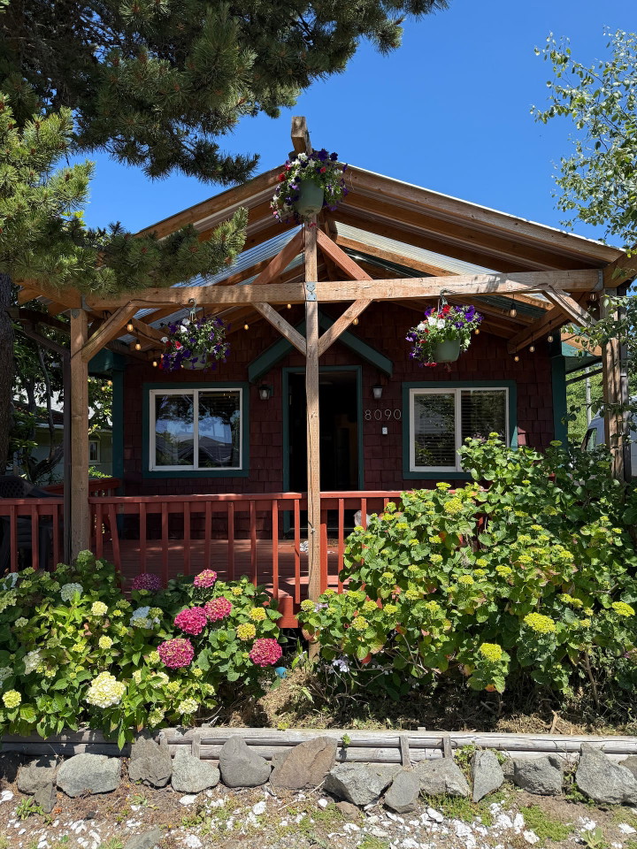 New Hot Tub, Pet Friendly, Fenced Yard, Covered Porch 2 Blocks To Beach, Clean - Oregon