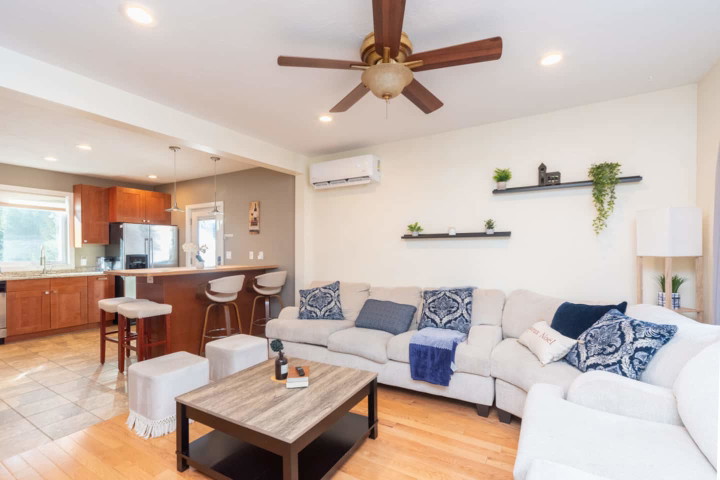 Cozy Boston Homestead : Sleeps 8, Pet Friendly - Framingham, MA