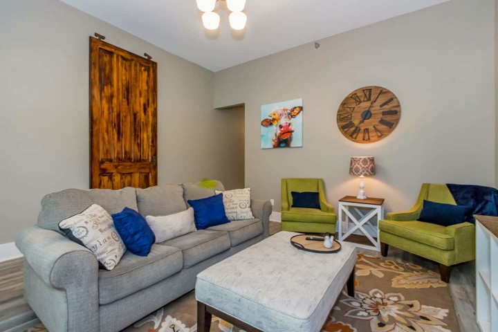 Walk To Restaurants, King Bed, Free Parking, - Little Rock, AR
