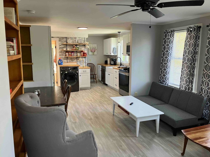Cute Apt W/ Parking & W/d! - Rochester, NH