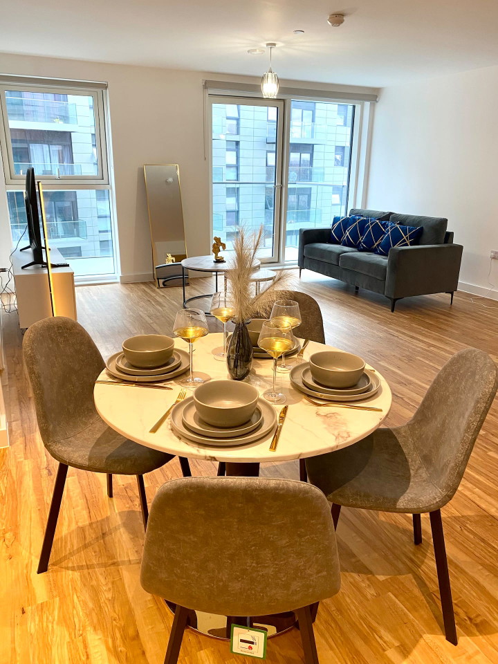 Luxurious 2 Bedroom: Water View, Gym & Balcony - Manchester Airport (MAN)