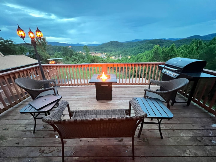 High-n-helen, Chicken Cabin*hot Tub*vibe Bed*view - Helen, GA