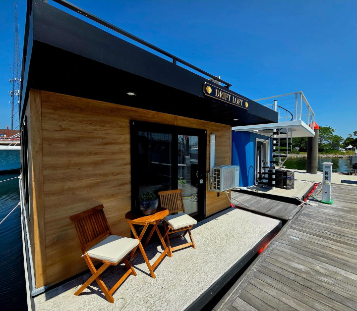 Drift Loft Houseboat - Massachusetts