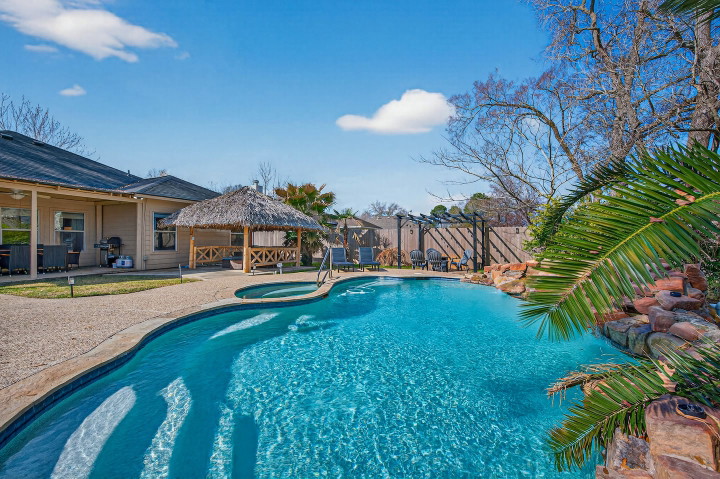 Pool Oasis Paradise By The Lake: Gameroom, Firepit - Conroe, TX