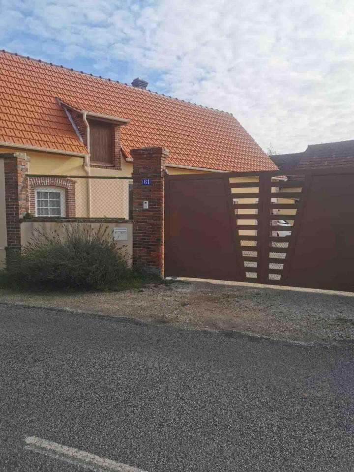 Maison Sur Propriété Privée Et Places De Parking - Eure-et-Loir