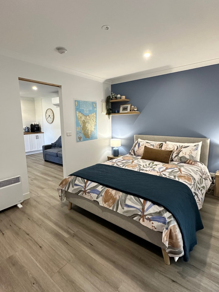 Badger's View Cabin Farmstay (Blue Tongue) - Tasmania