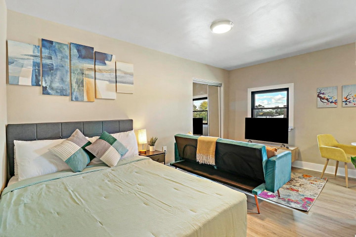 Stylish Studio | A+ Location, Parking, Laundry - Wheaton, IL