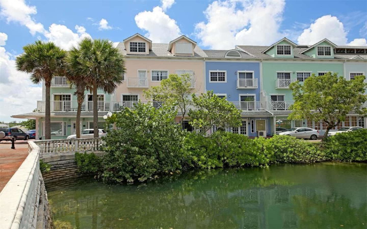 Spacious 3br Sandyport Condo W/ Pool, Beach Access, Tennis, Marina & Balconies - Nassau