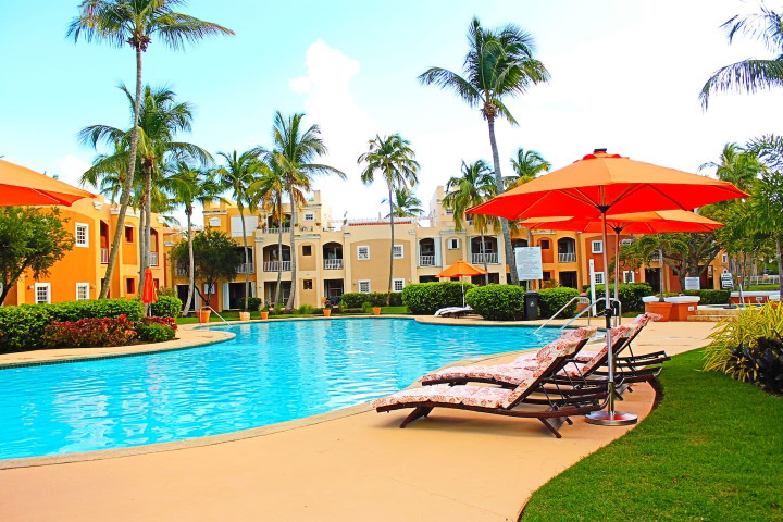 2br / 2ba Villa Cerca De La Playa, Golf W / Wifi, Amplio Balcón, Vistas A La Piscina / Jardín - Puerto Rico