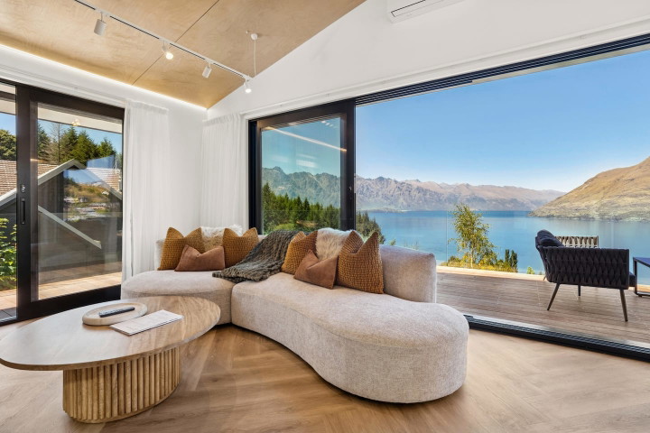 Relaxing Modern Retreat With Stunning Views - Queenstown