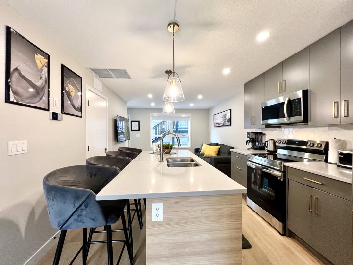 Brand New 2br Condo/outdoor Swimming Pool/hot Tub - Alberta