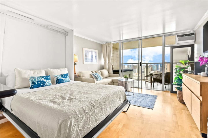 Stunning Waikiki Studio With Ocean & City Views - Honolulu, HI