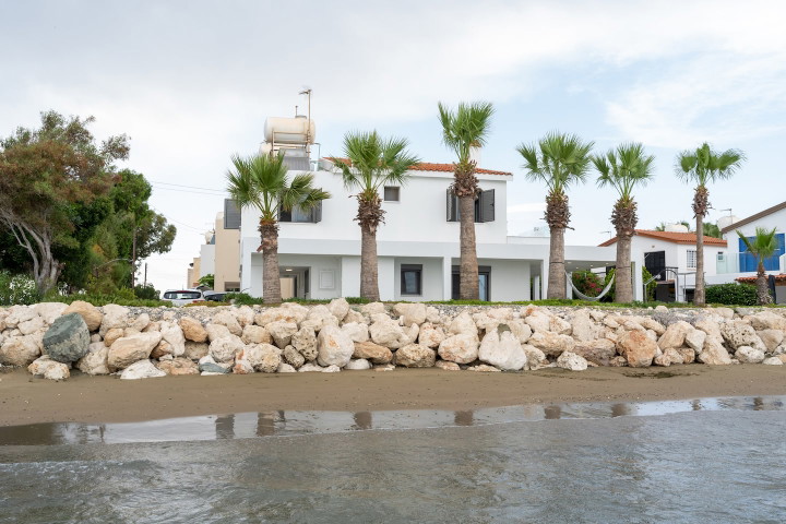Beachfront Meneou Blu 2 Bedrooms Beach House* - Larnaca