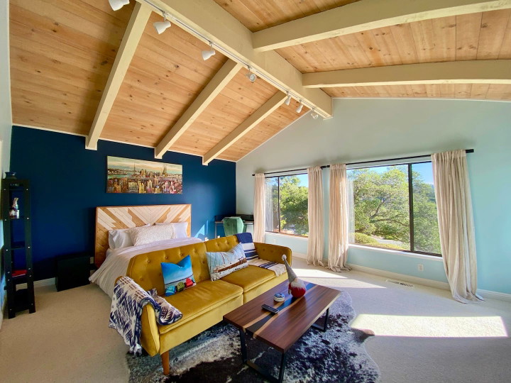 Modern 1br Carmel Escape: Dog Friendly En-suite, Valley Views & Mins To Downtown - Carmel-by-the-Sea, CA